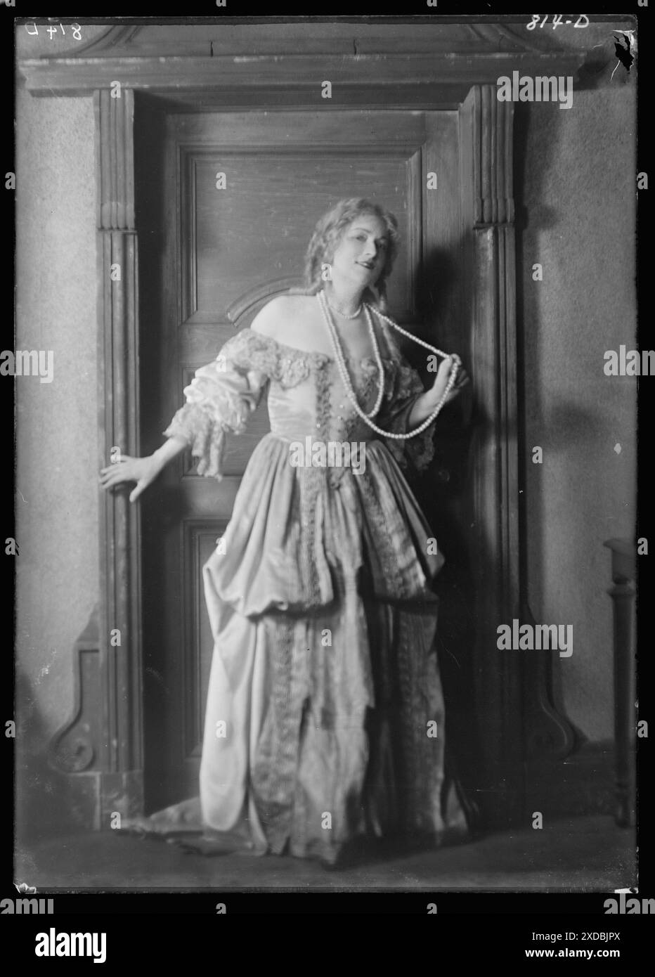 Bates, Blanche, Miss (Mrs. George Creel), portrait photograph. Genthe ...