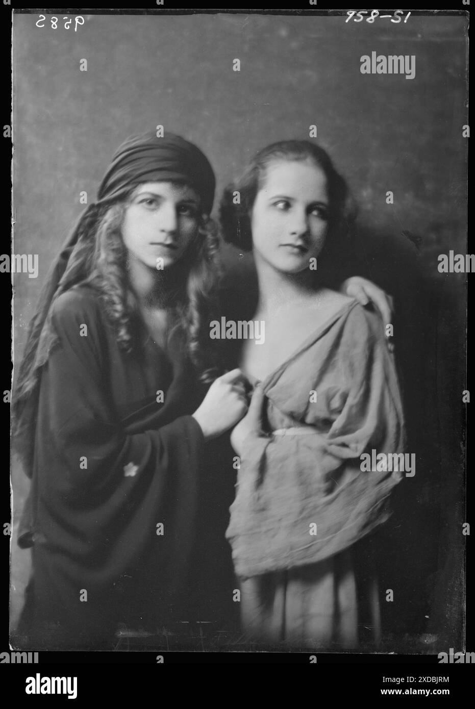Isadora Duncan dancers, portrait photograph. Genthe photograph ...