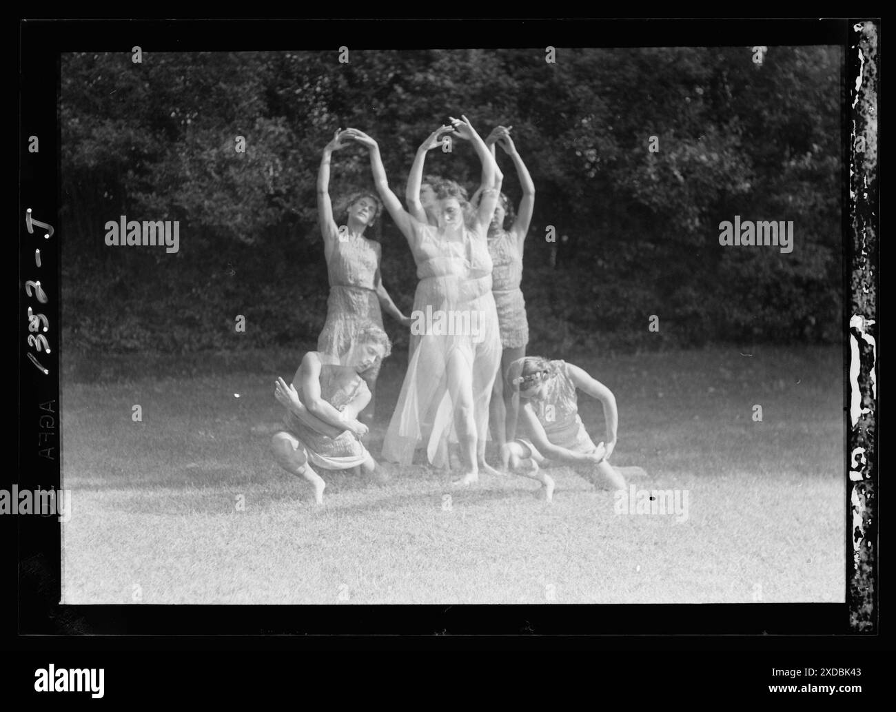 Elizabeth Duncan dancers and children. Genthe photograph collection ...