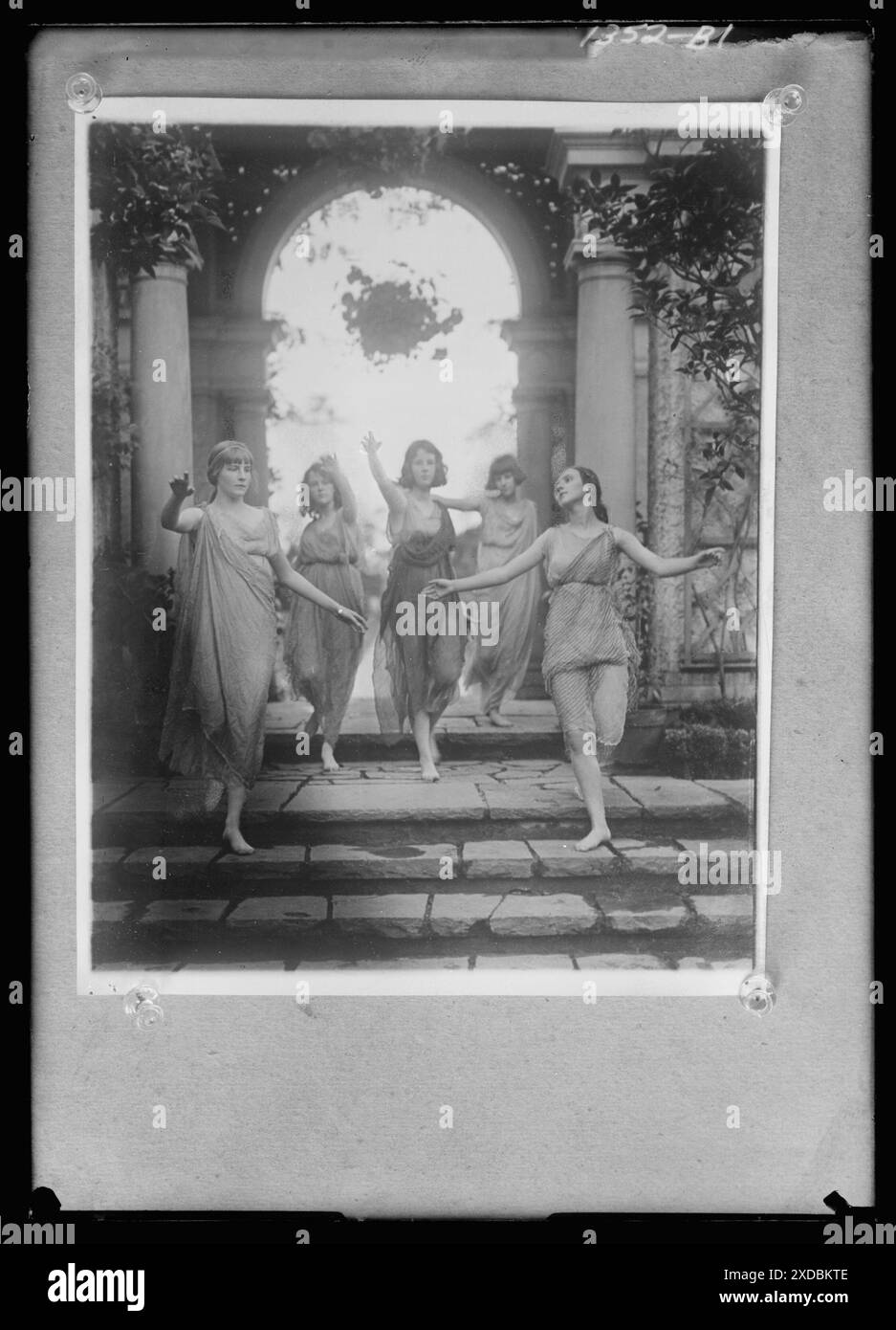 Elizabeth Duncan dancers and children. Genthe photograph collection ...