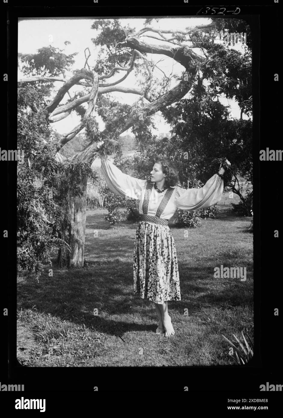 Elizabeth Duncan dancers and children. Genthe photograph collection ...