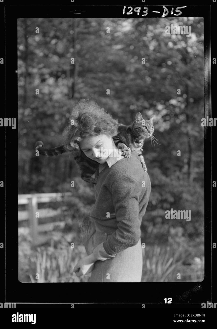 Le Gallienne, Eva, with cat, outdoors. Genthe photograph collection ...