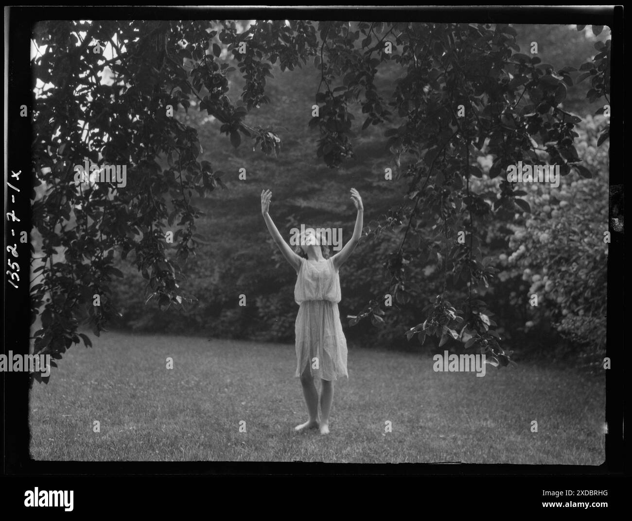 Elizabeth Duncan dancers and children. Genthe photograph collection ...