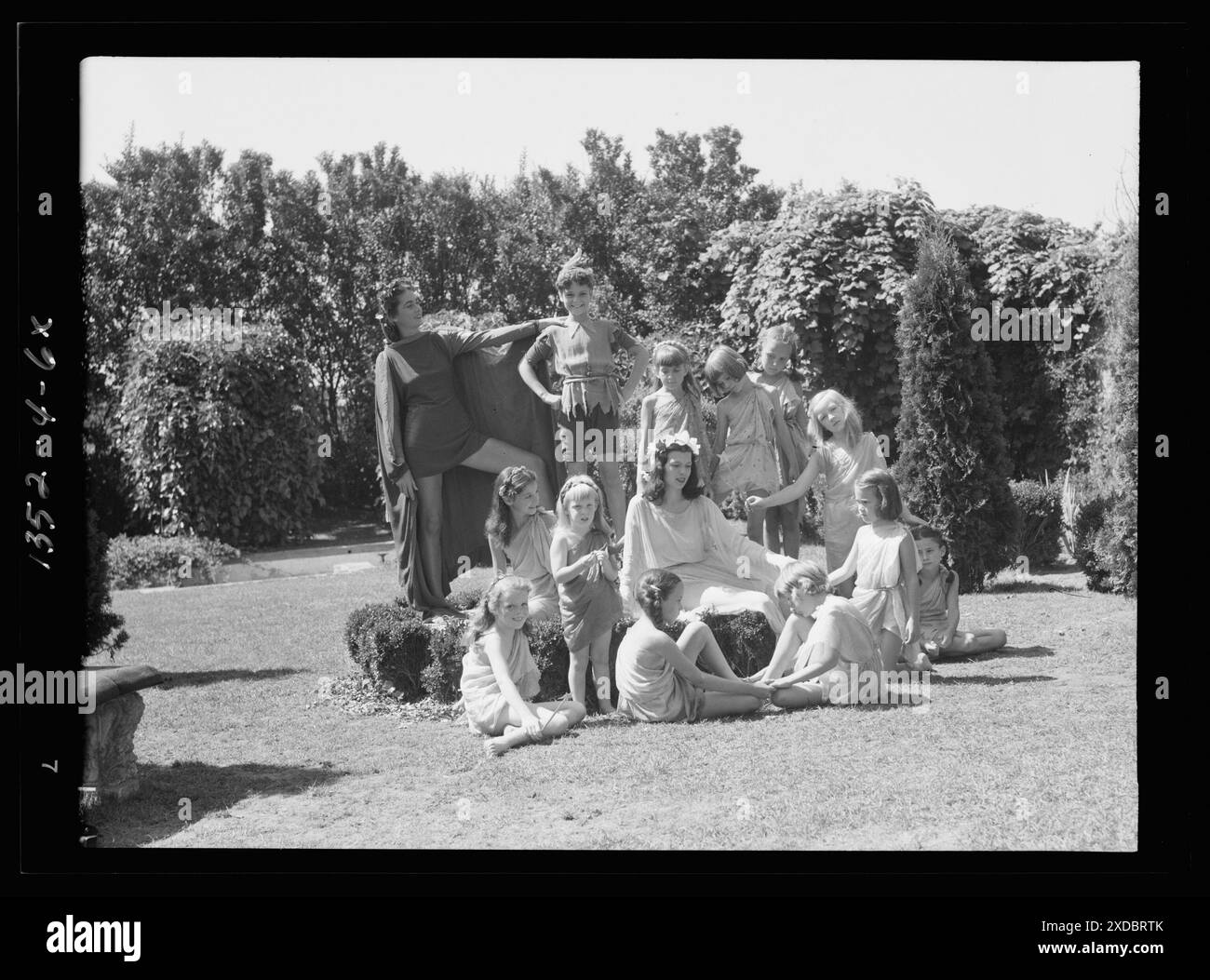 Elizabeth Duncan dancers and children, portrait photograph. Genthe ...