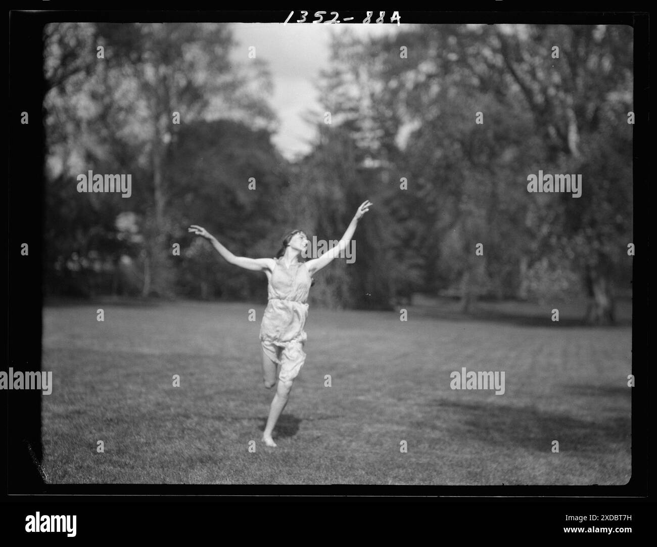 Elizabeth Duncan dancers and children. Genthe photograph collection ...