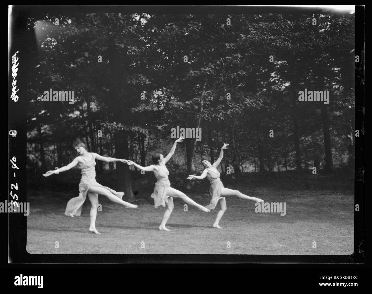 Elizabeth Duncan dancers and children. Genthe photograph collection ...