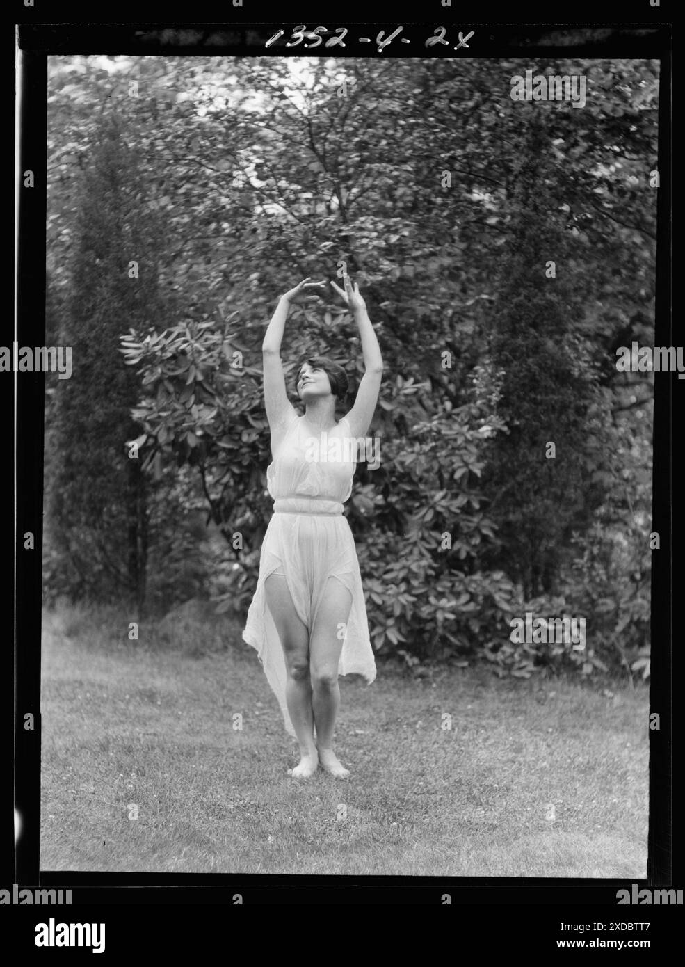 Elizabeth Duncan dancers and children. Genthe photograph collection ...