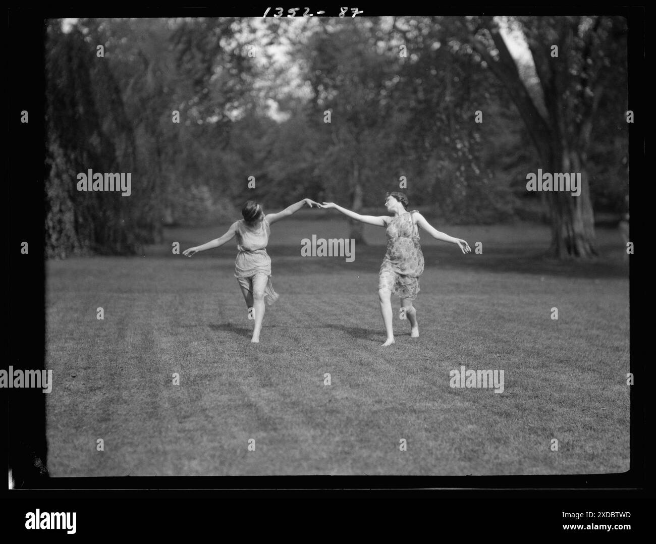 Elizabeth Duncan dancers and children. Genthe photograph collection ...