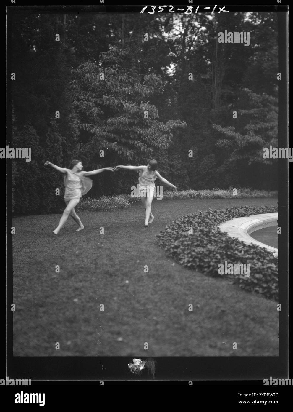 Elizabeth Duncan dancers and children. Genthe photograph collection ...