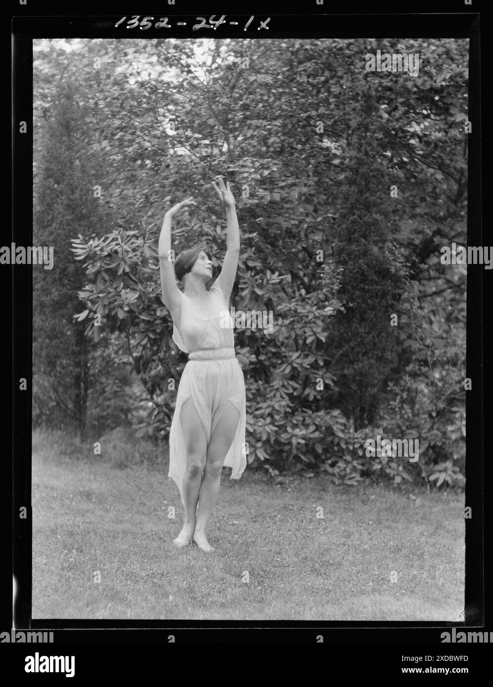 Elizabeth Duncan dancers and children. Genthe photograph collection ...