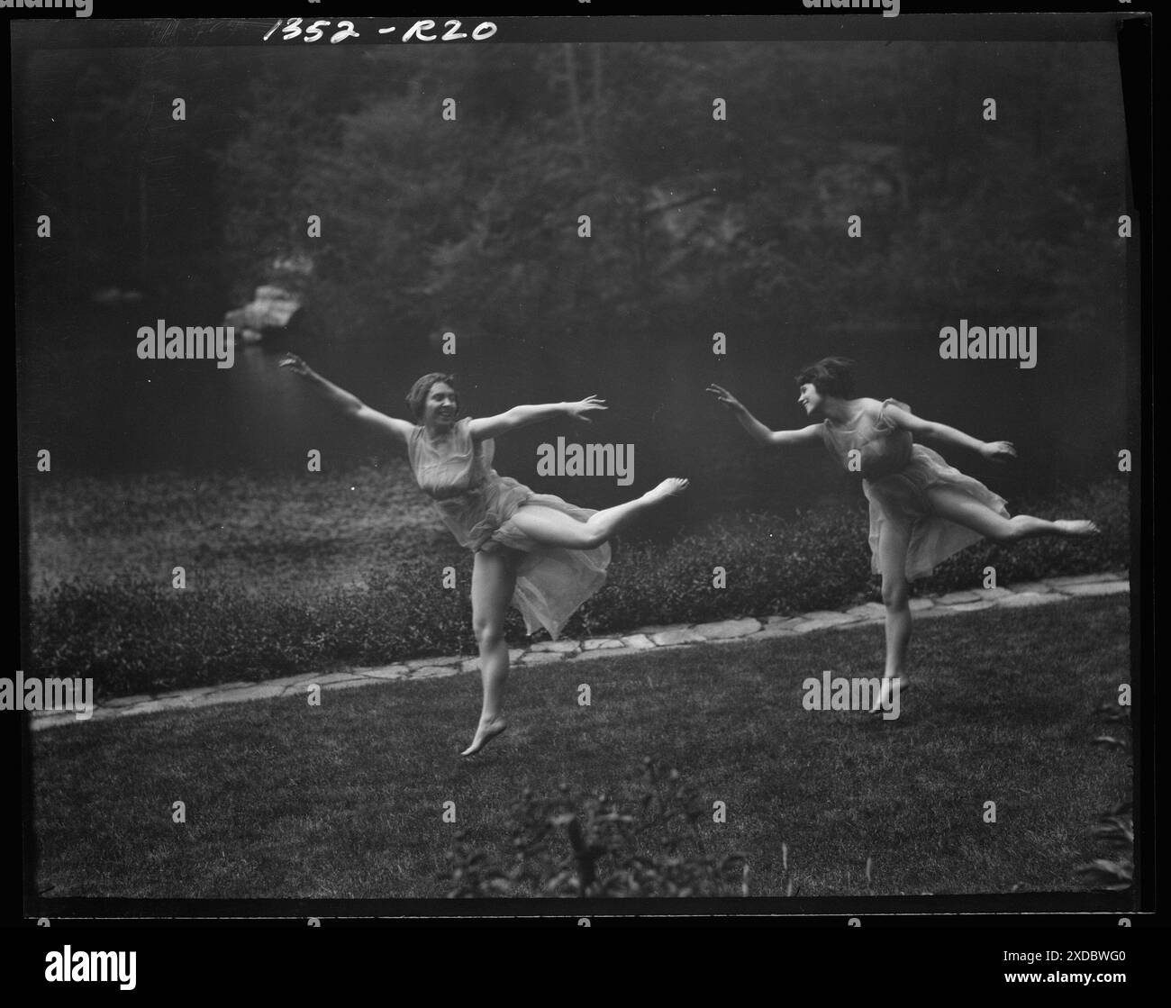 Elizabeth Duncan dancers and children. Genthe photograph collection ...