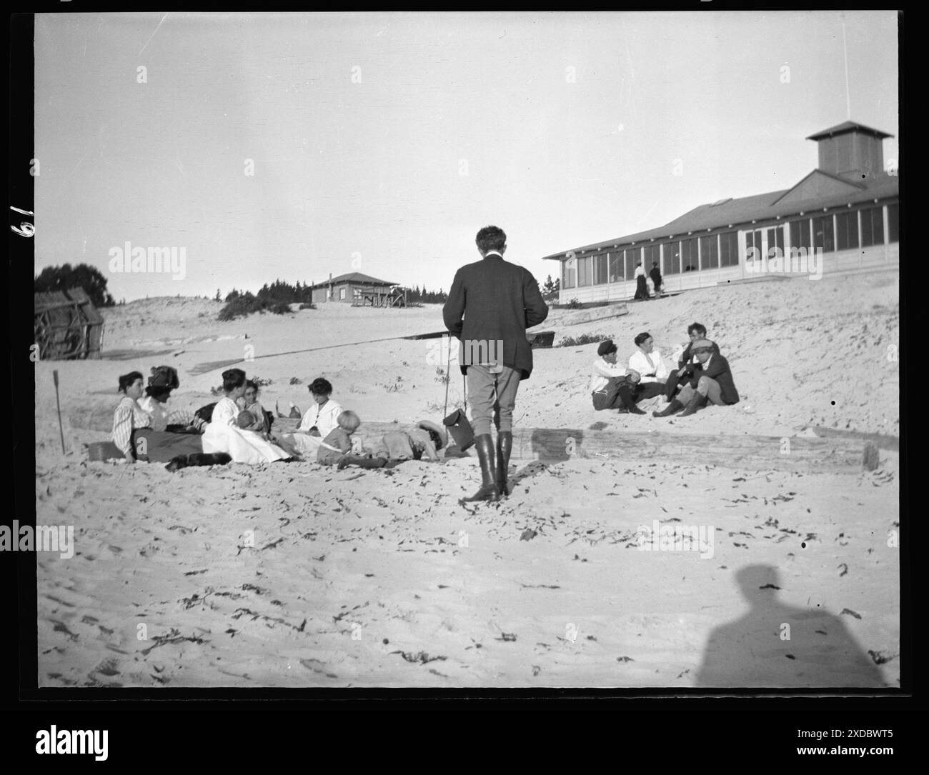 Arnold Genthe photographing George Sterling, Mary Austin, Jack London ...