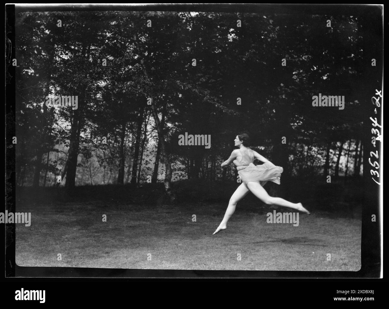 Elizabeth Duncan dancers and children. Genthe photograph collection ...