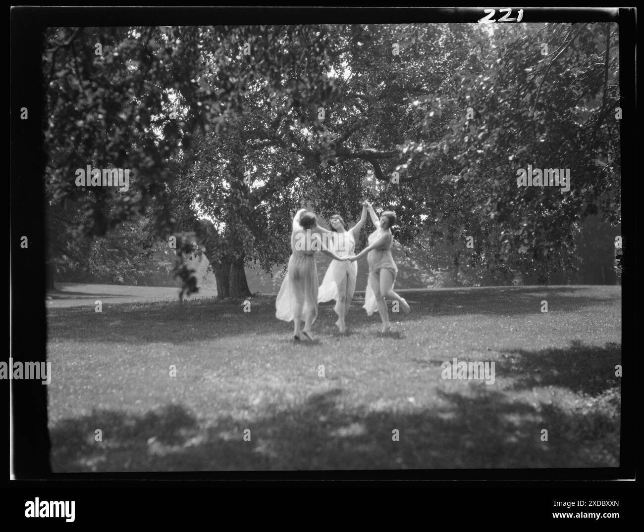 Unidentified dancers, possibly Elizabeth Duncan dancers. Genthe ...
