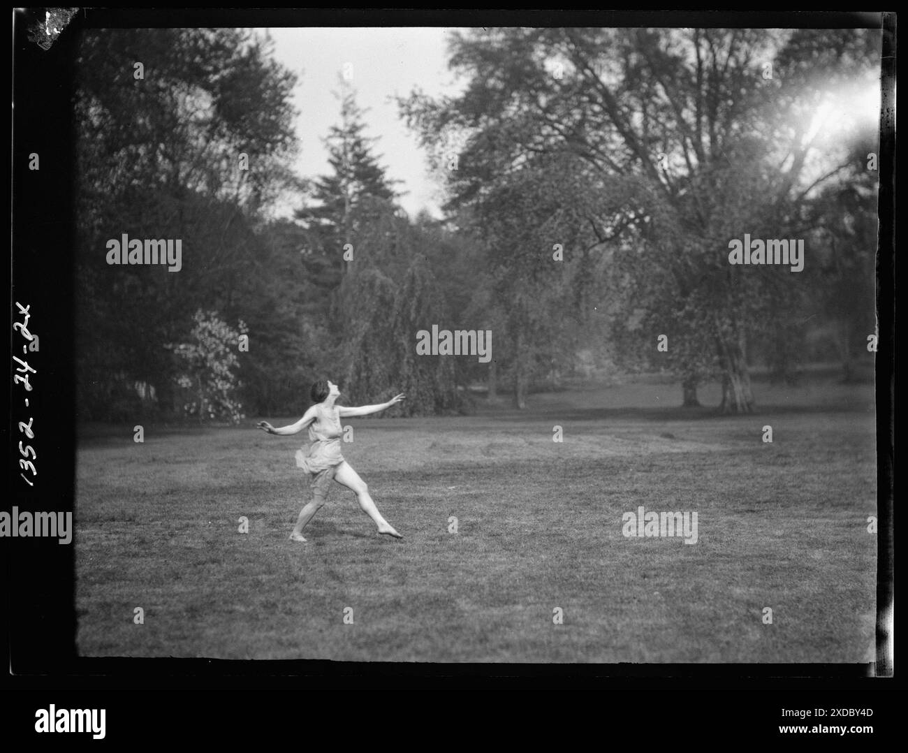 Elizabeth Duncan dancers and children. Genthe photograph collection ...