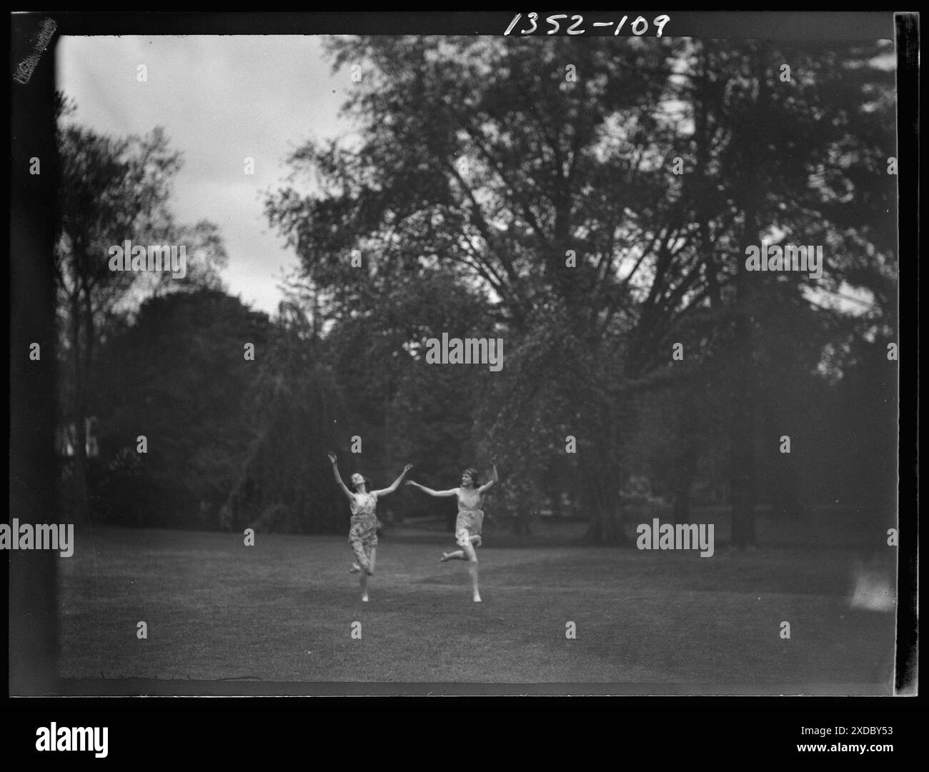 Elizabeth Duncan dancers and children. Genthe photograph collection ...