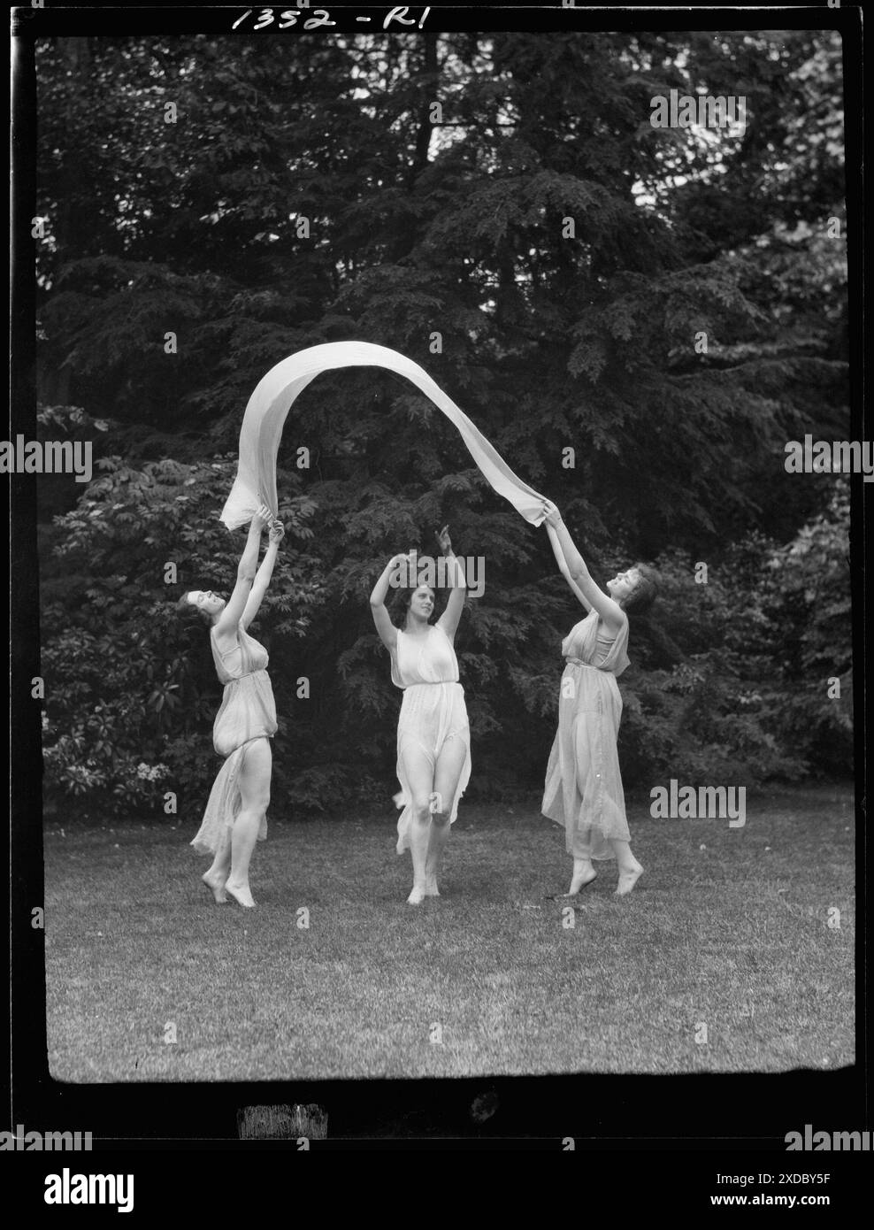 Elizabeth Duncan dancers and children. Genthe photograph collection ...