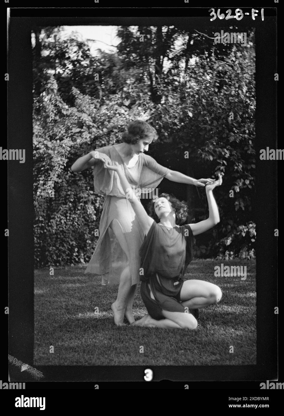Desha and Leah dancing in Port Washington. Genthe photograph collection ...