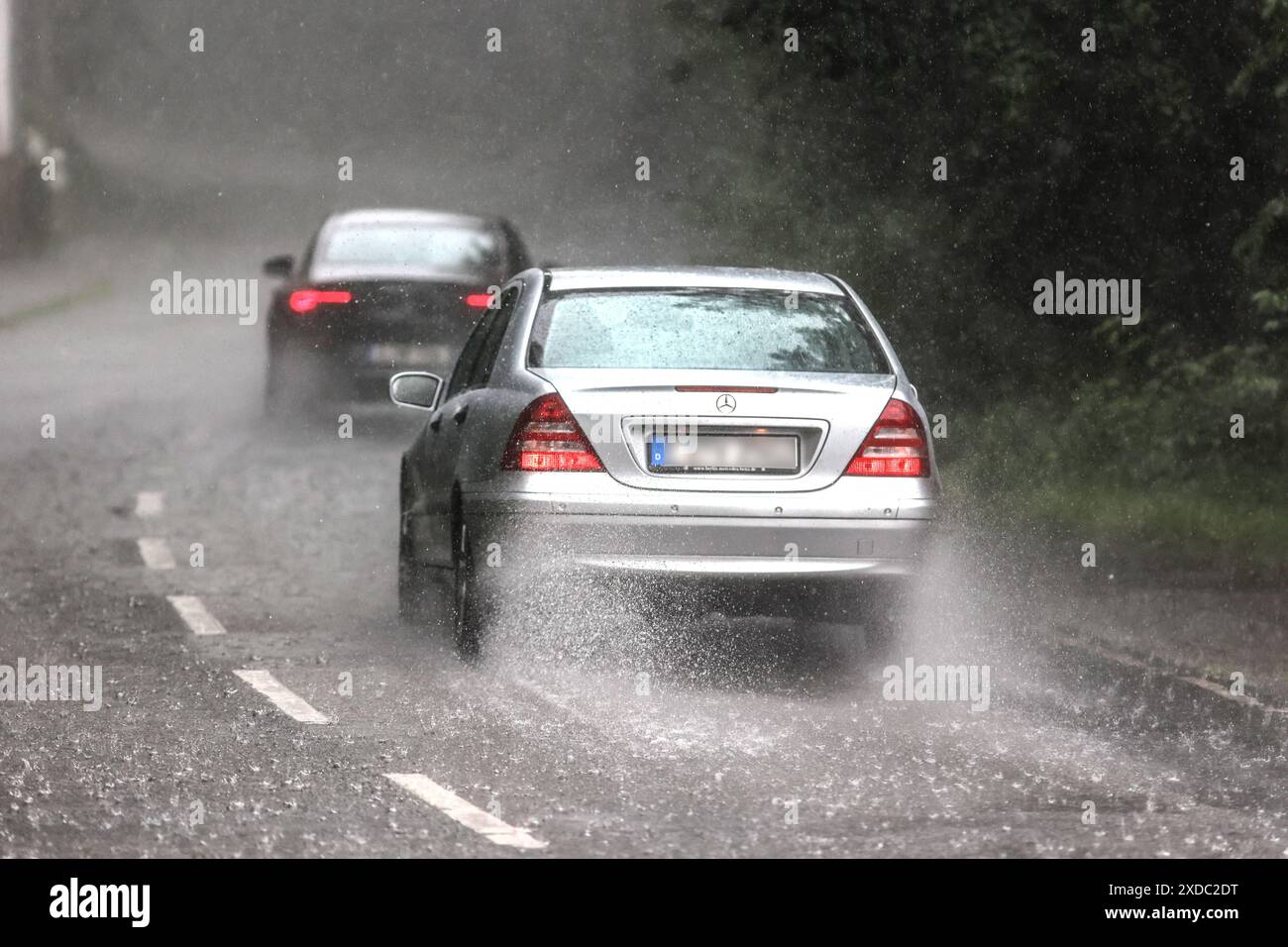 Überflutete Straßen bei Starkregen. In Essen führten schwere Gewitter ...