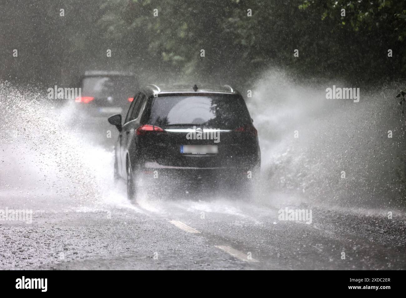 Überflutete Straßen bei Starkregen. In Essen führten schwere Gewitter ...