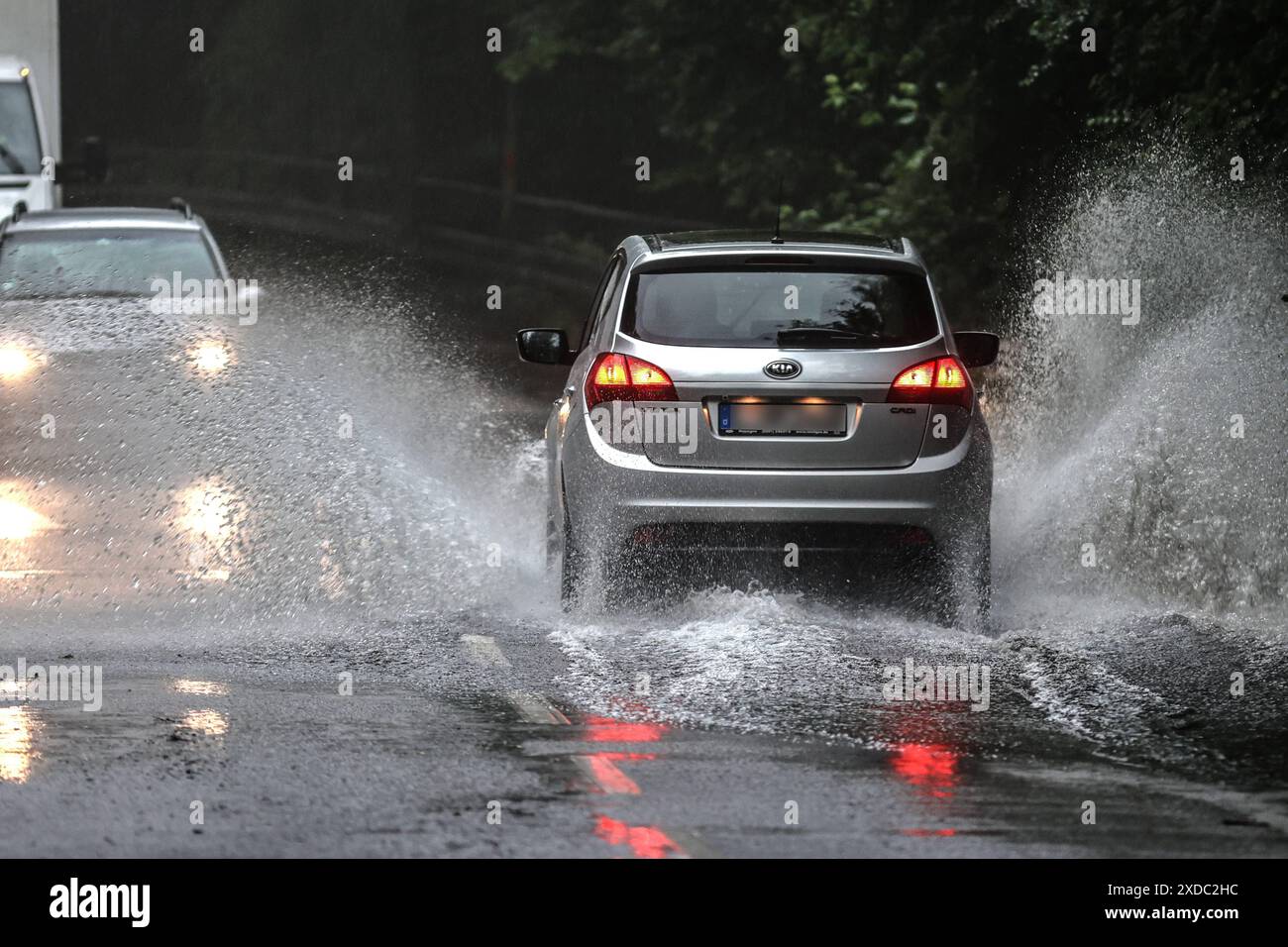 Überflutete Straßen bei Starkregen. In Essen führten schwere Gewitter ...