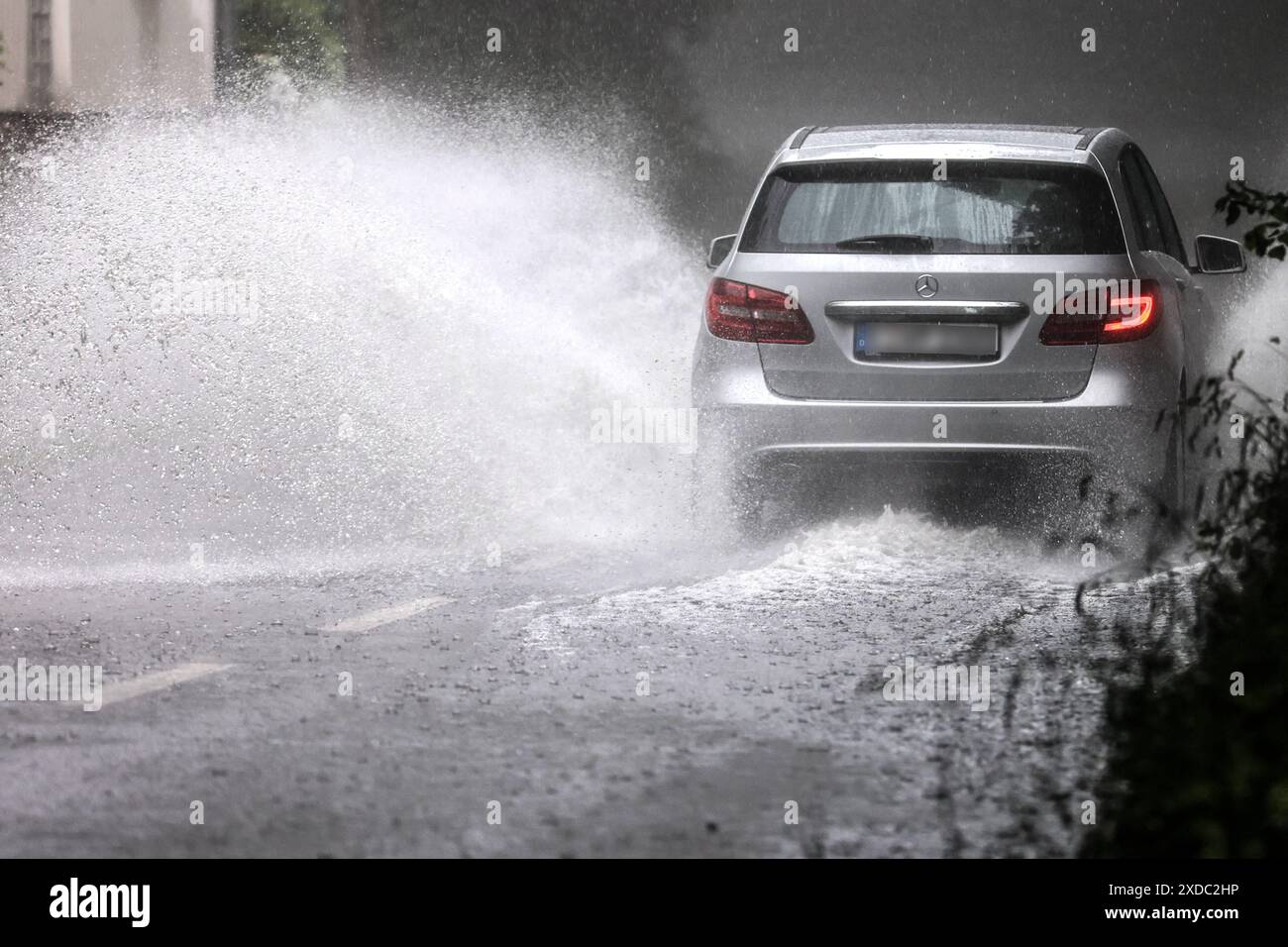 Überflutete Straßen bei Starkregen. In Essen führten schwere Gewitter ...