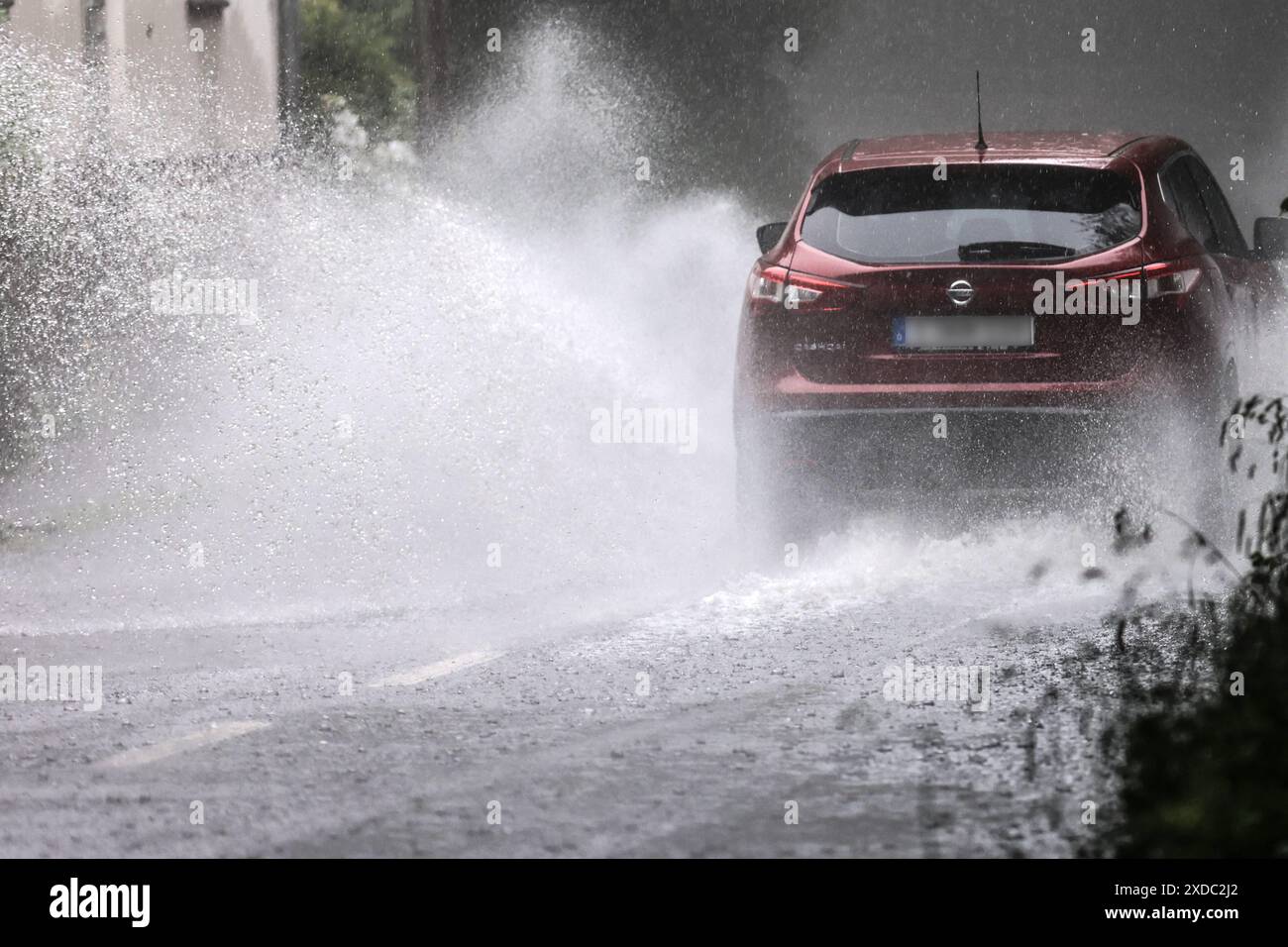 Überflutete Straßen bei Starkregen. In Essen führten schwere Gewitter ...