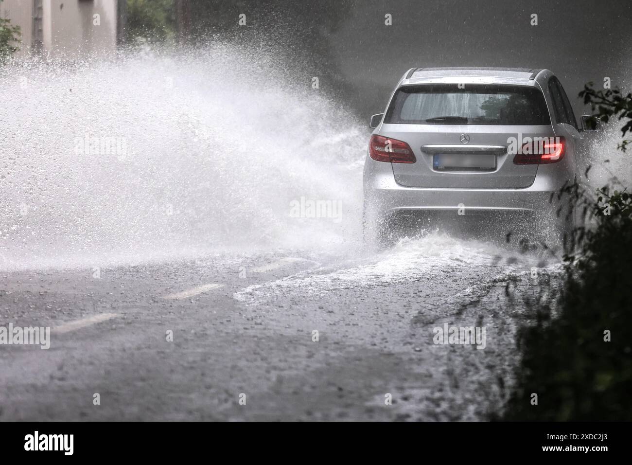Überflutete Straßen bei Starkregen. In Essen führten schwere Gewitter ...