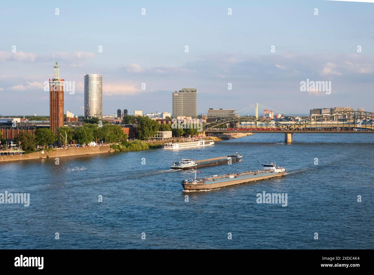 Blick auf den Rhein, Kšln Deutz mit Messeturm, Triangle, Lanxess ...