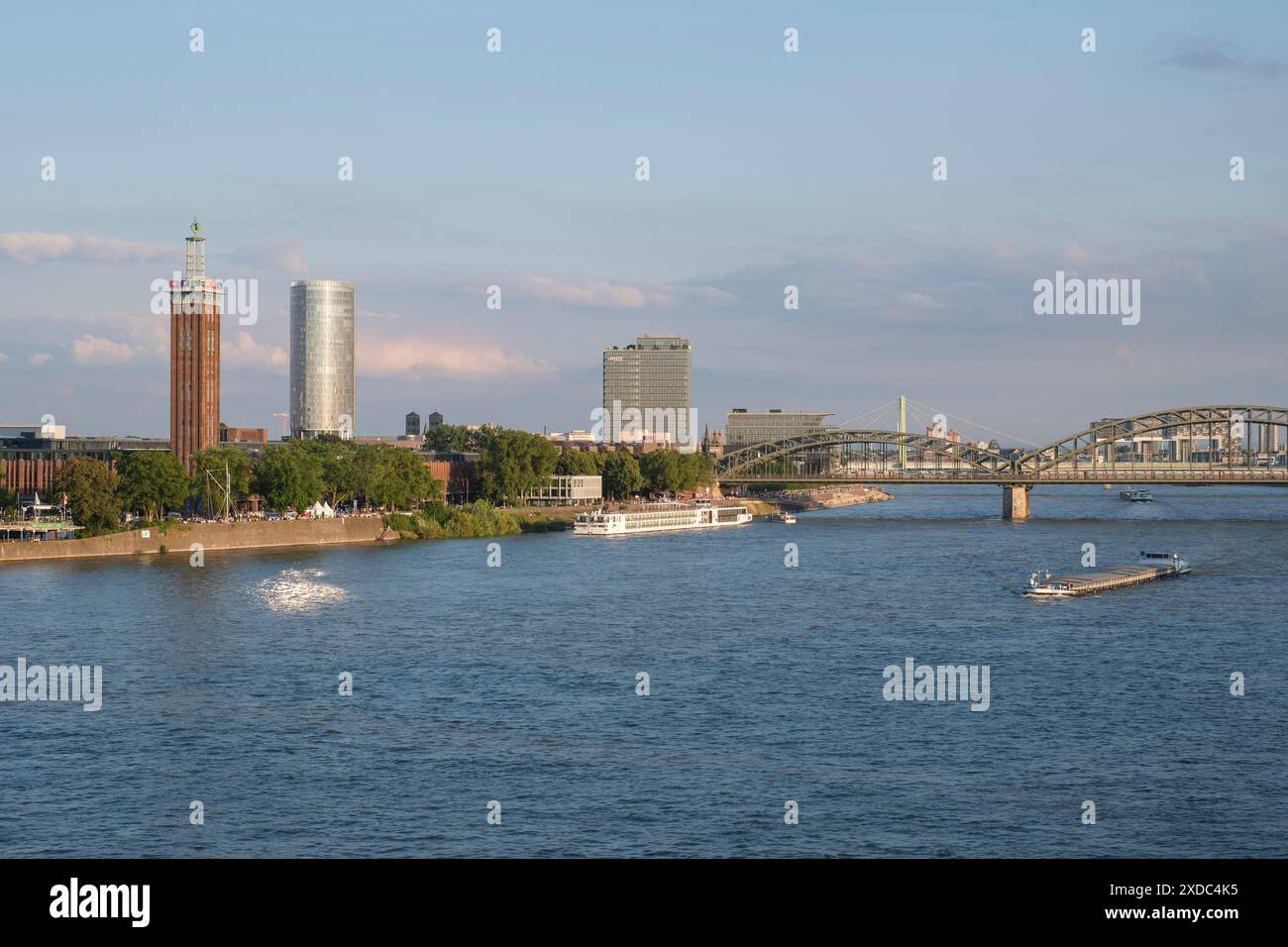 Blick auf den Rhein, Kšln Deutz mit Messeturm, Triangle, Lanxess ...