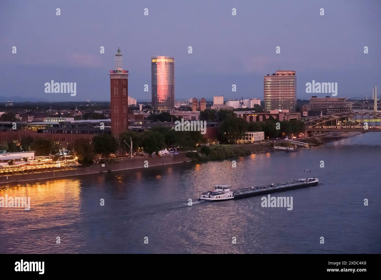 Blick auf den Rhein, Köln Deutz mit Messeturm, Triangle, Lanxess ...