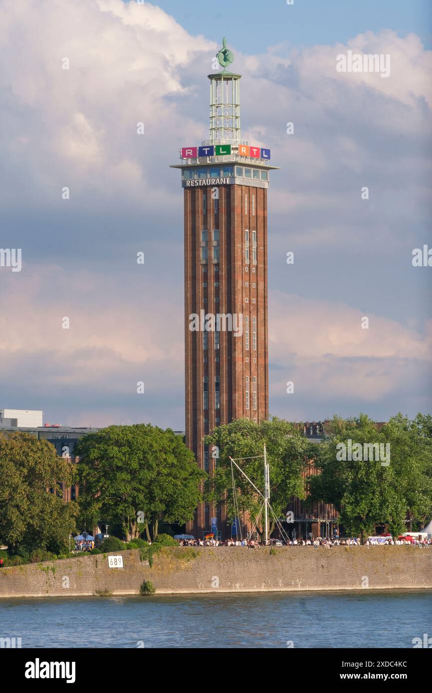Messeturm mit den Logos von RTL Radio Tele Luxemburg am Hauptsitz des ...