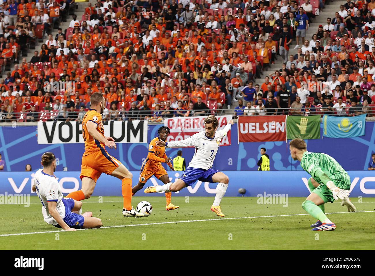 LEIPZIG - (l-r) Adrien Rabiot of France, Stefan De Vrij of Holland, Jeremie Frimpong of Holland ...