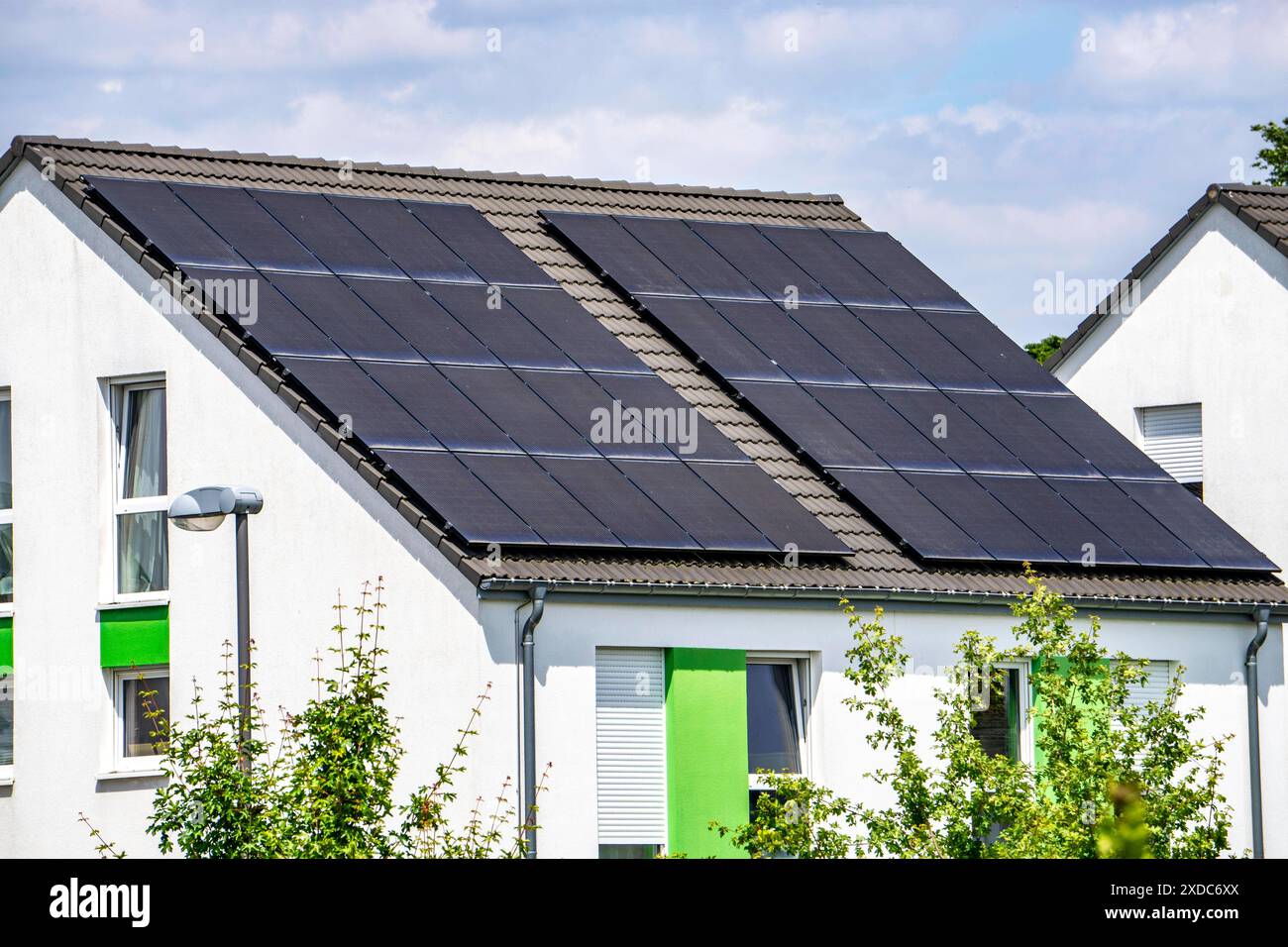 Solardach, Solarpanele auf einem Spitzdach eines Wohnhauses ...