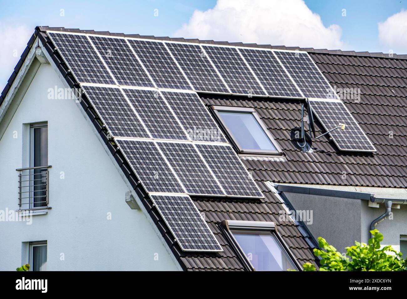 Solardach, Solarpanele auf einem Spitzdach eines Wohnhauses ...