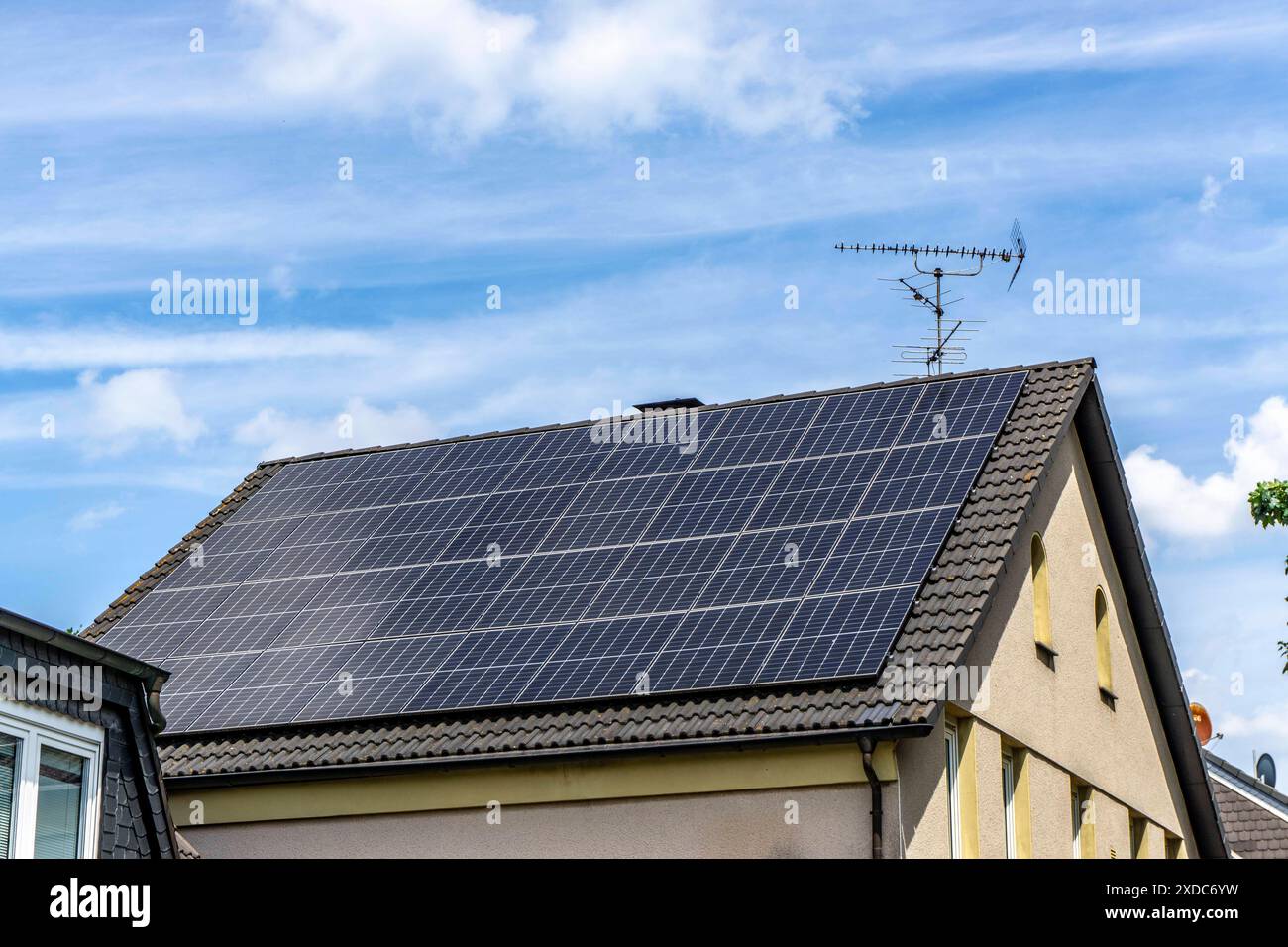 Solardach, Solarpanele auf einem Spitzdach eines Wohnhauses ...