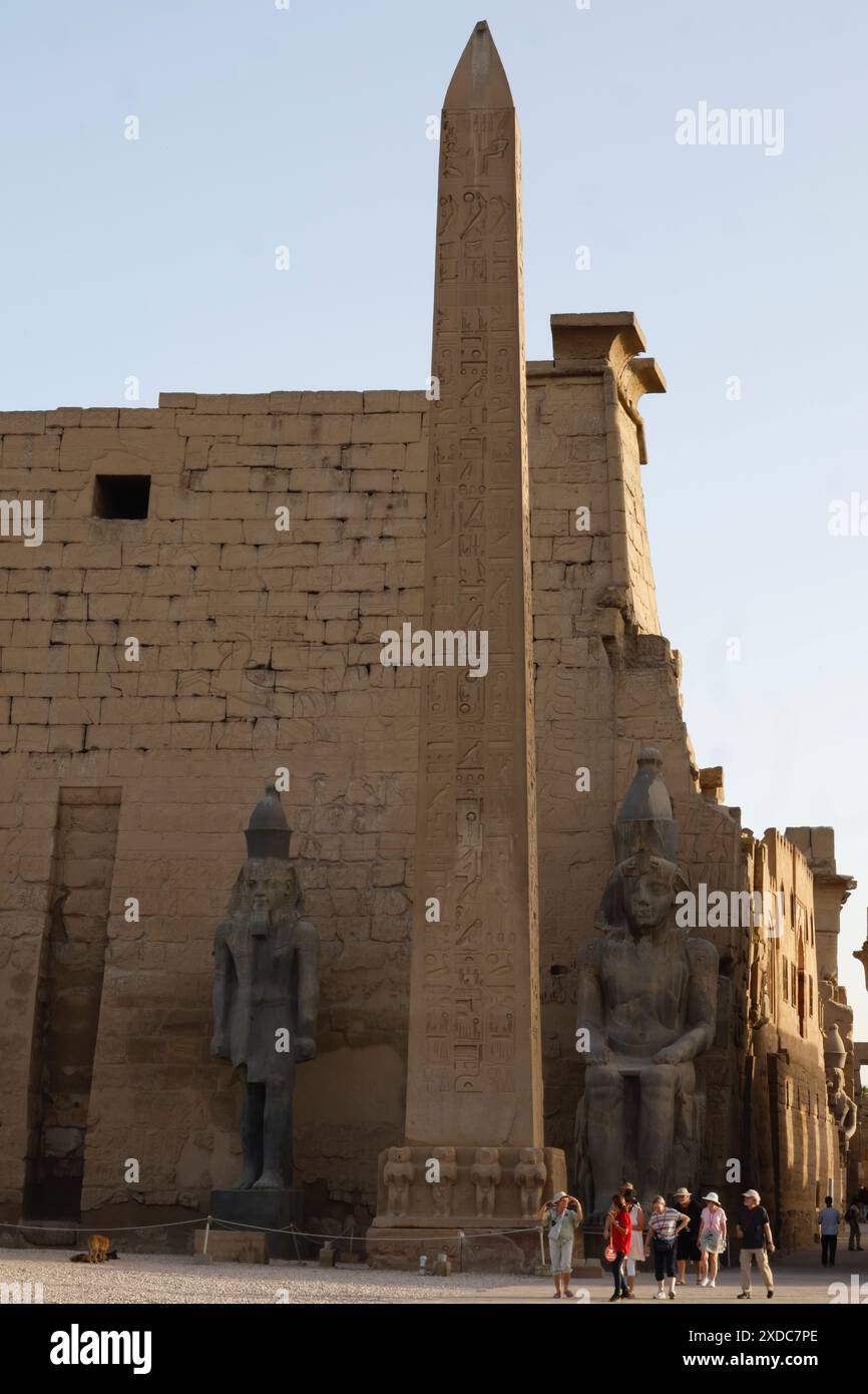 Statues at temple walls hi-res stock photography and images - Alamy