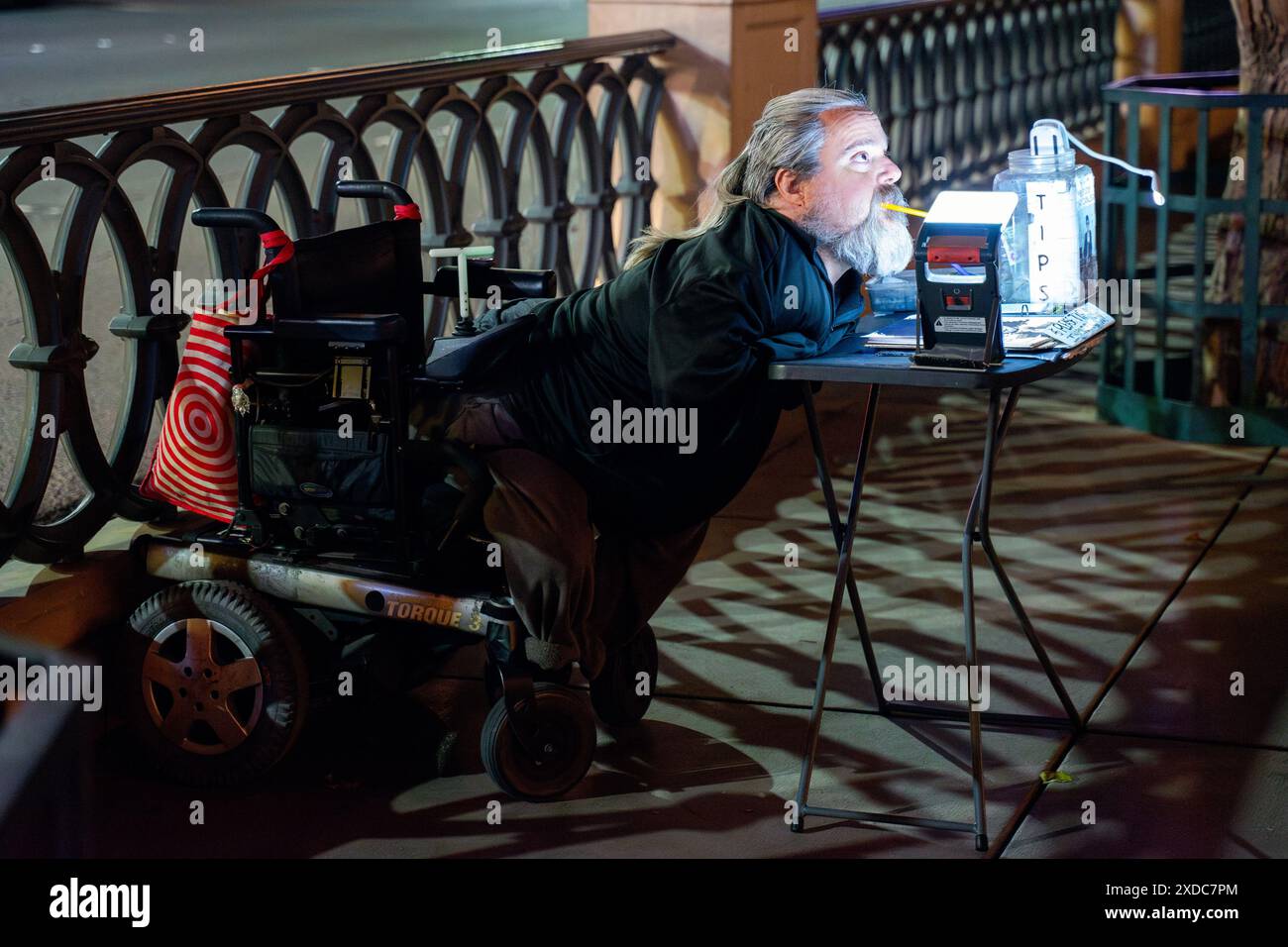 Las Vegas, USA - December 4th 2019: Man without arms and legs drawing ...