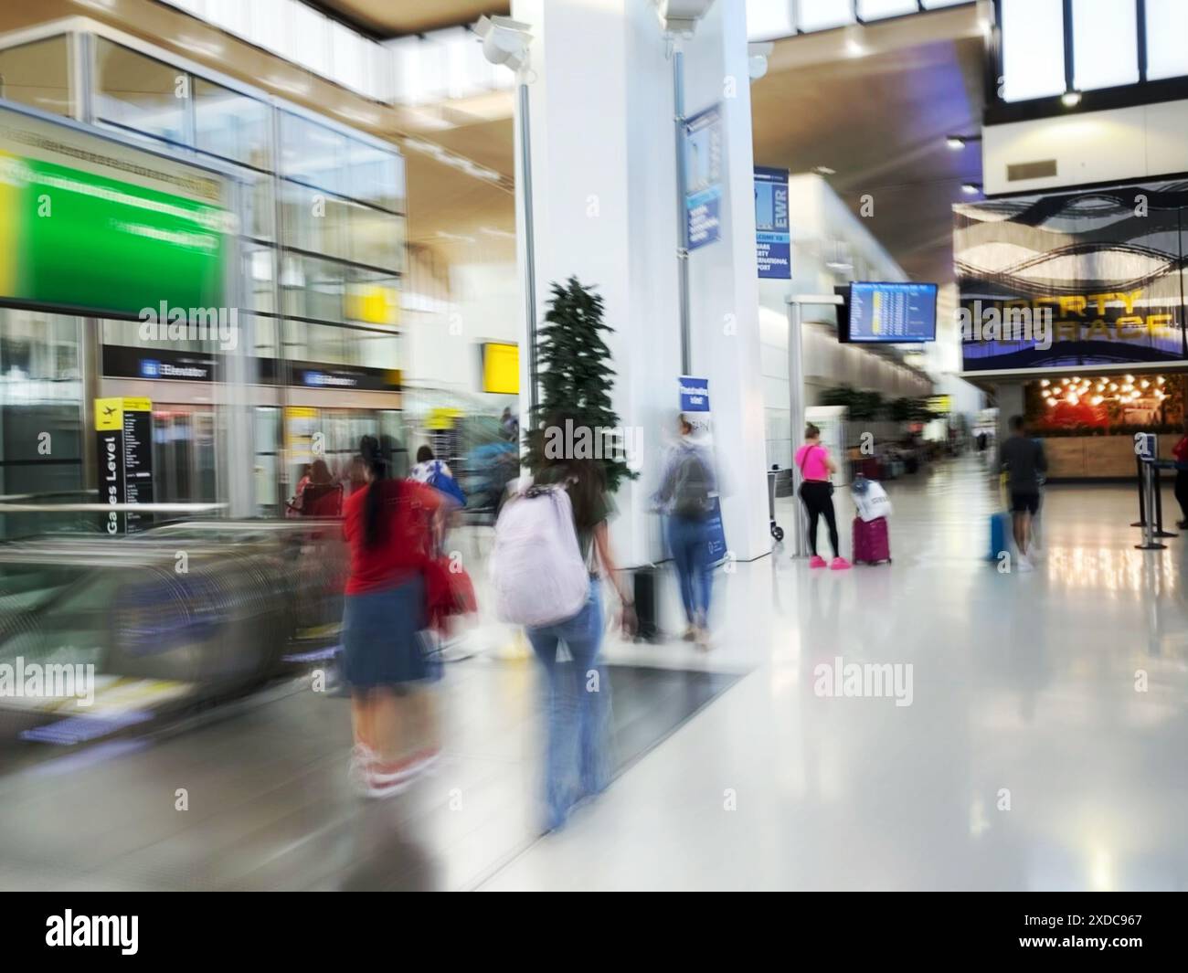 Airline travelers rushing through Newark Liberty International Airport ...