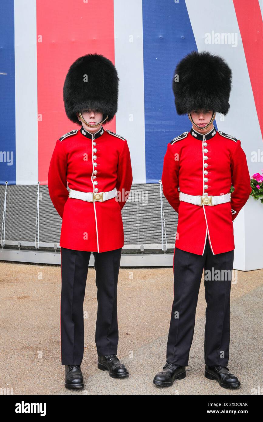 Racegoers in the stand at ascot racecourse hi-res stock photography and ...