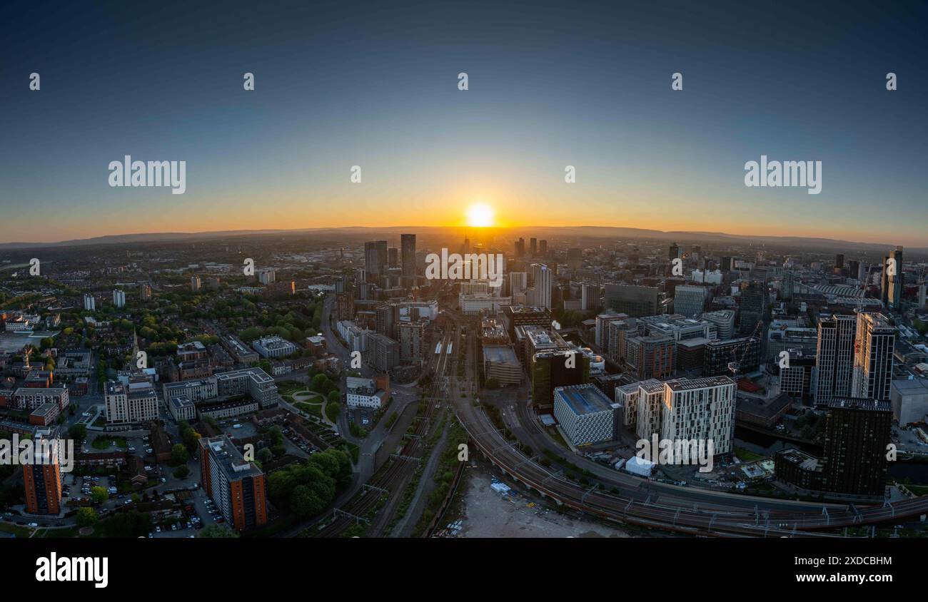 Manchester skyline silhouette hi-res stock photography and images - Alamy