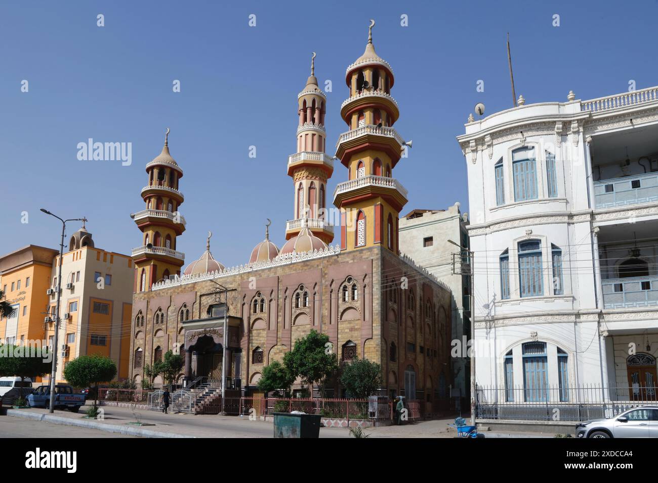 Riverfront mansion hi-res stock photography and images - Alamy