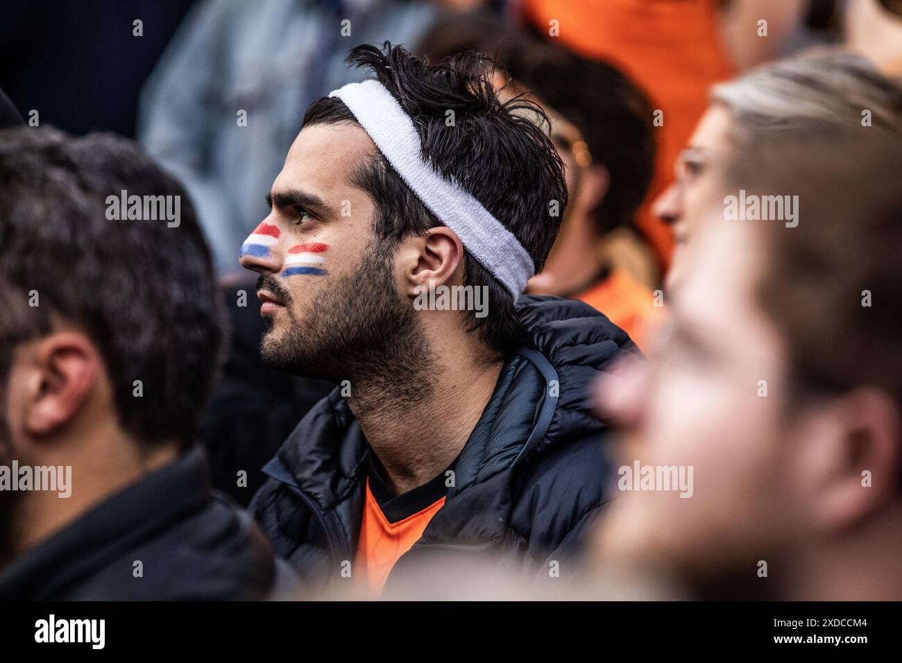 AMSTERDAM - Dutch fans follow the second group match of the European ...