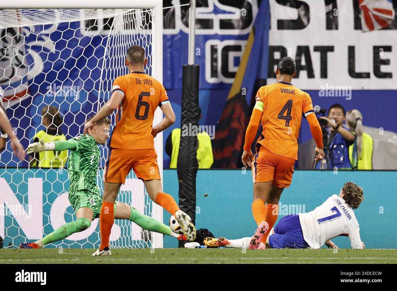 LEIPZIG - (l-r) Holland goalkeeper Bart Verbruggen, Stefan De Vrij of Holland, Virgil van Dijk ...