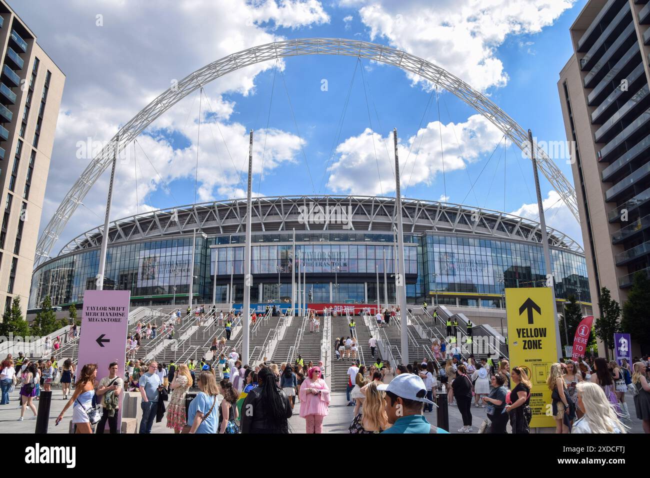 Taylor swift eras tour uk tortured hi-res stock photography and images ...