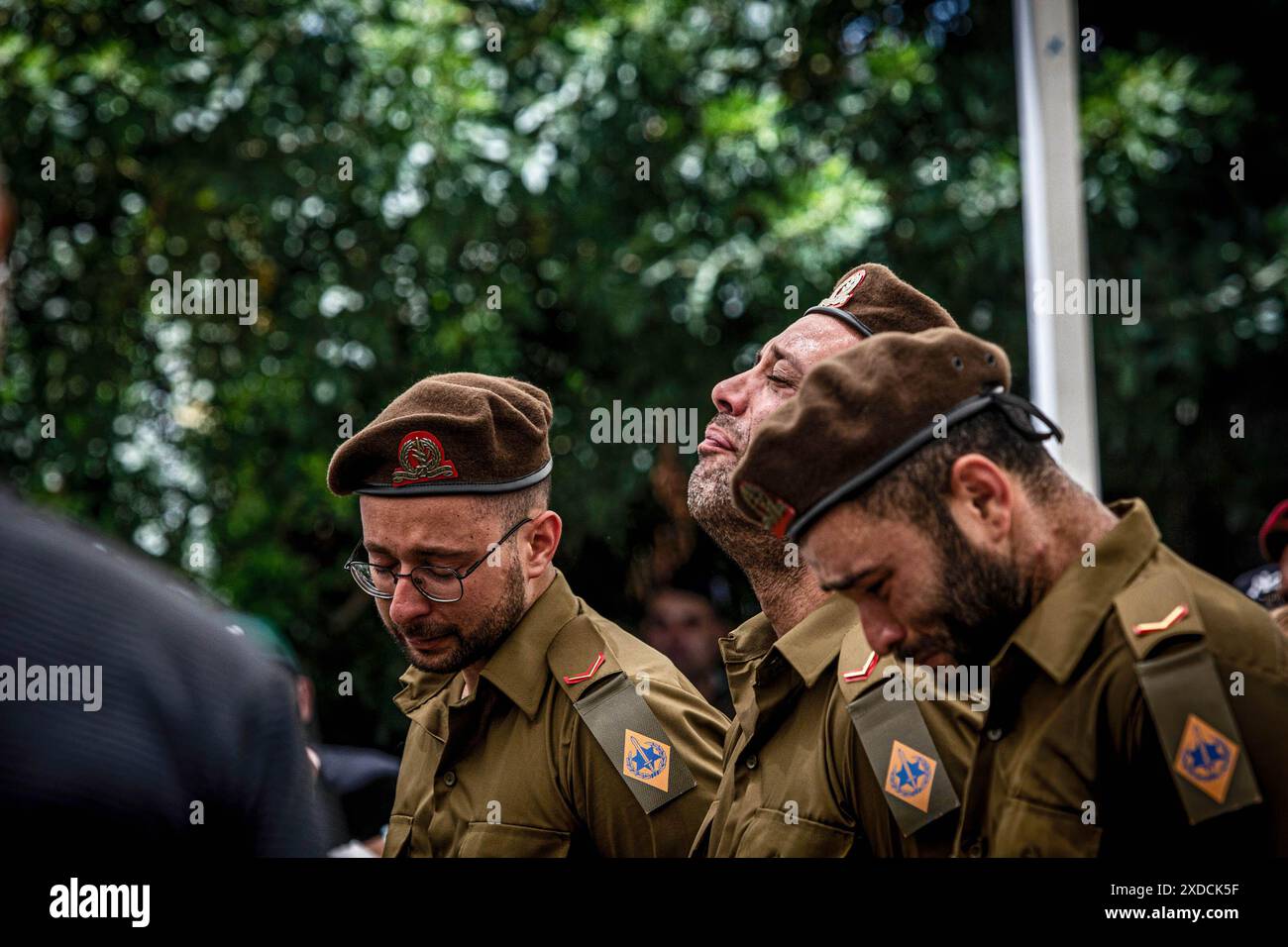 Israeli soldiers burst in to tears during the funeral ceremony of ...