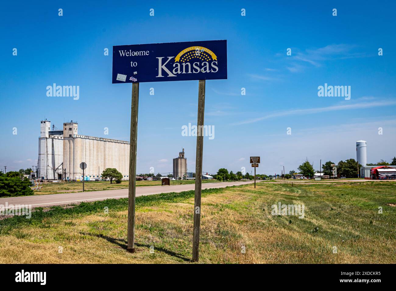 Welcome kansas road sign rural hi-res stock photography and images - Alamy
