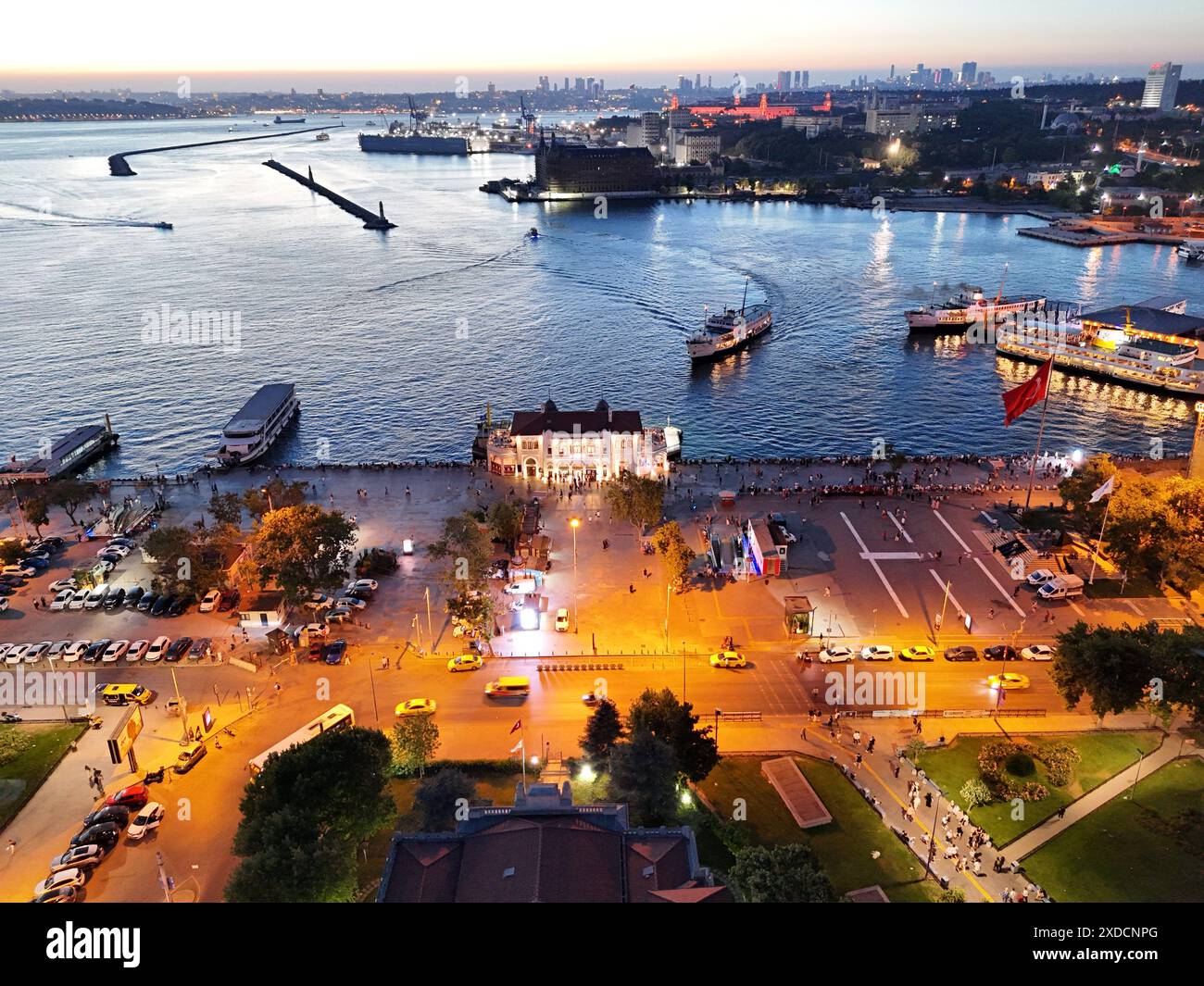 Bridge city night cars walking hi-res stock photography and images - Alamy