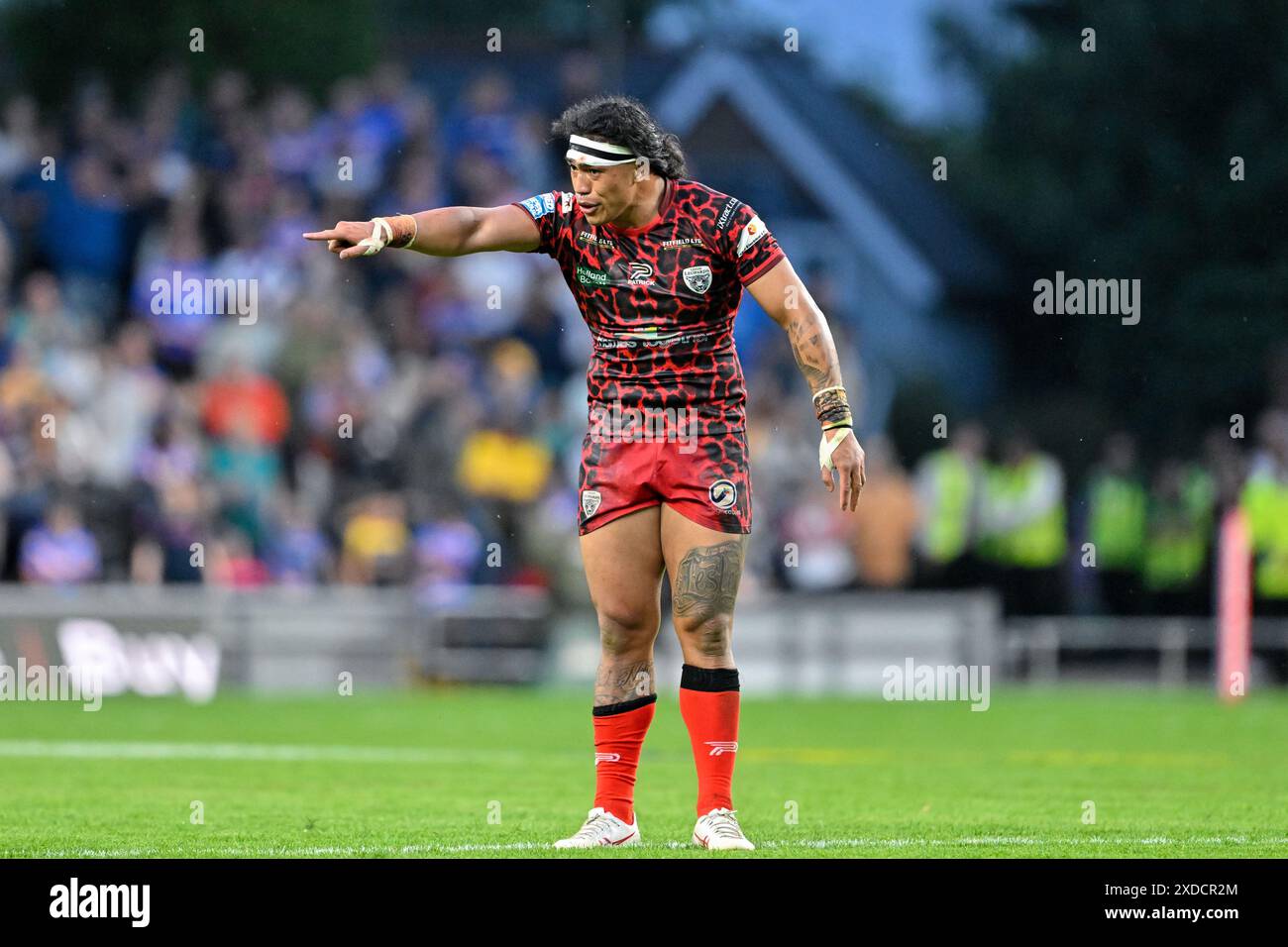 Tom Amone of Leigh Leopards instructs during the Betfred Super League ...