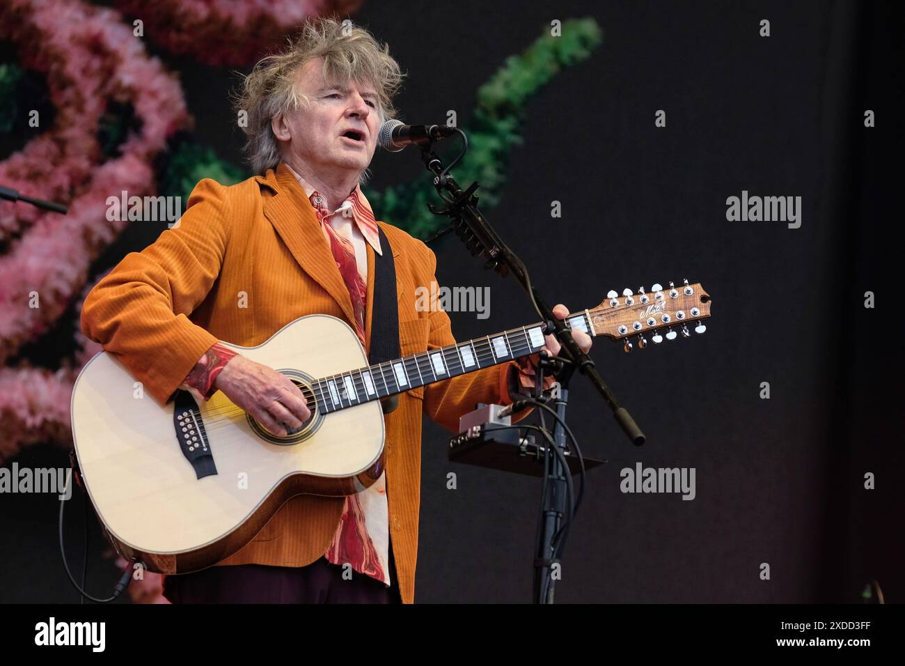 Crowded house singer hi-res stock photography and images - Alamy